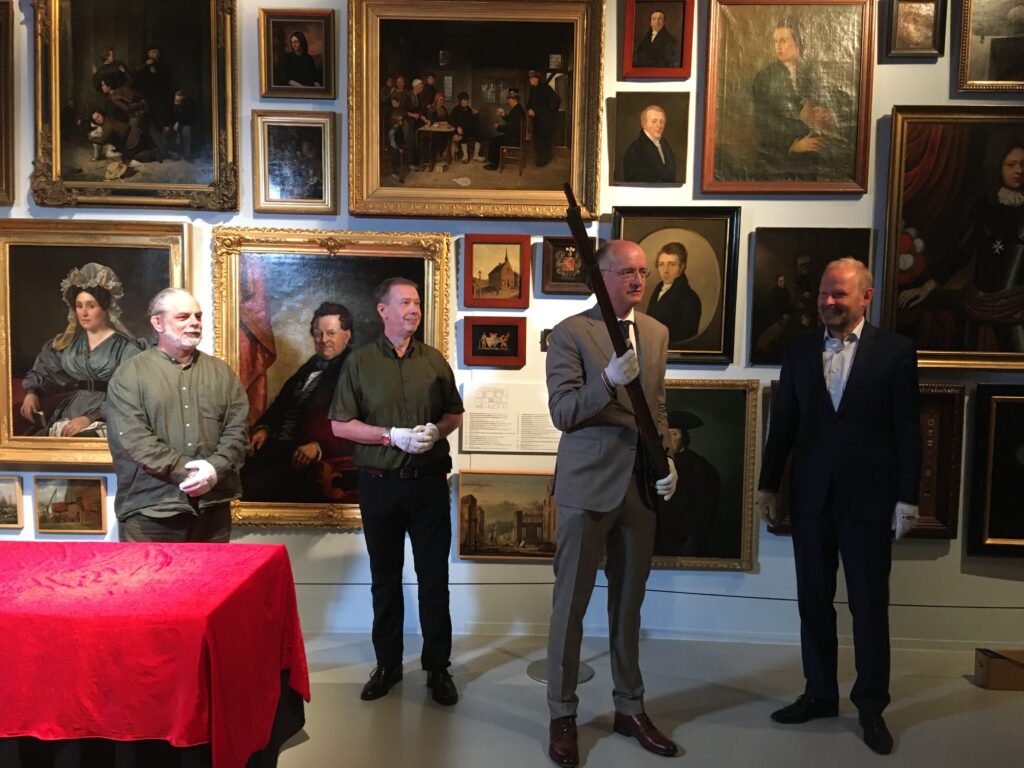 Overhandiging musket aan Westfries Museum - Oudheidkamer Twente